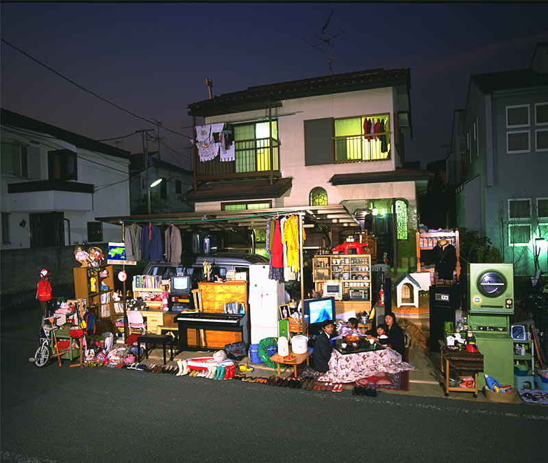 MATERIAL WORLD, PAR PETER MENZEL - Boules de gomme et carrés de crayons