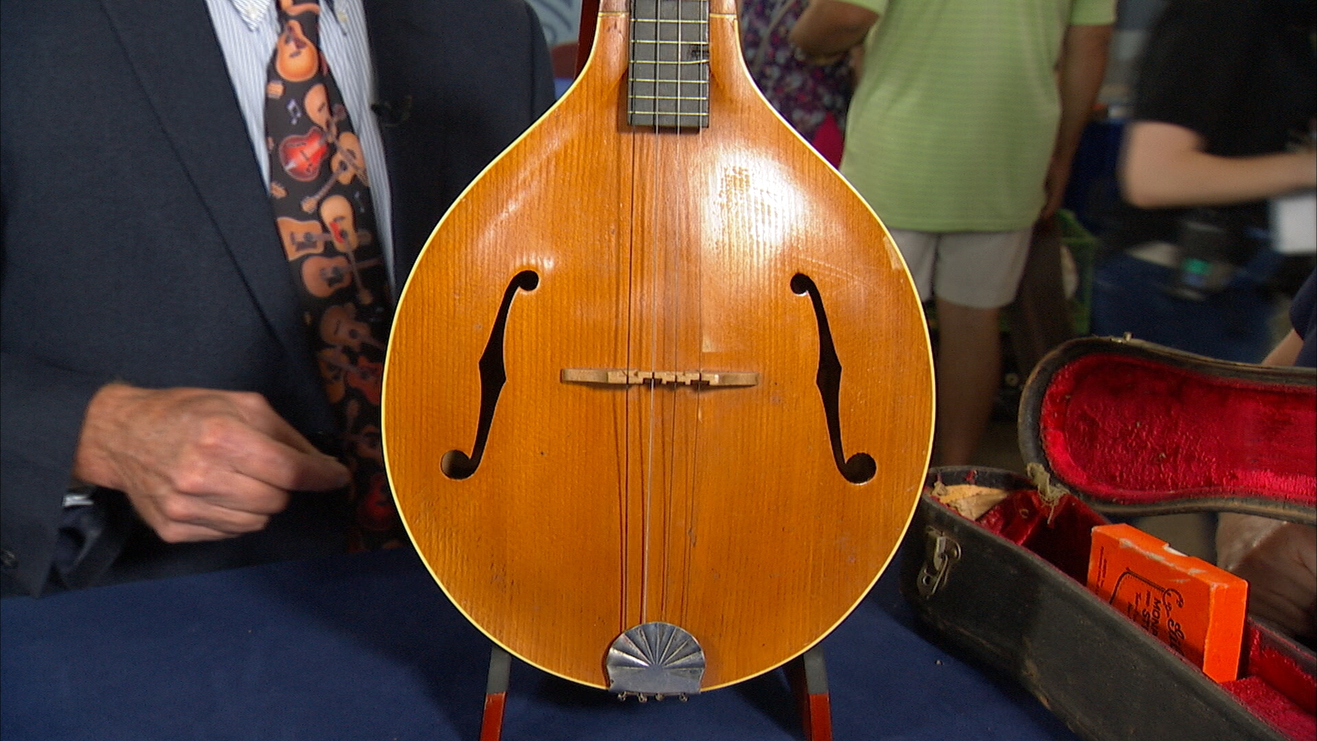 1923 Gibson Tenor Lute with Case | Antiques Roadshow | PBS