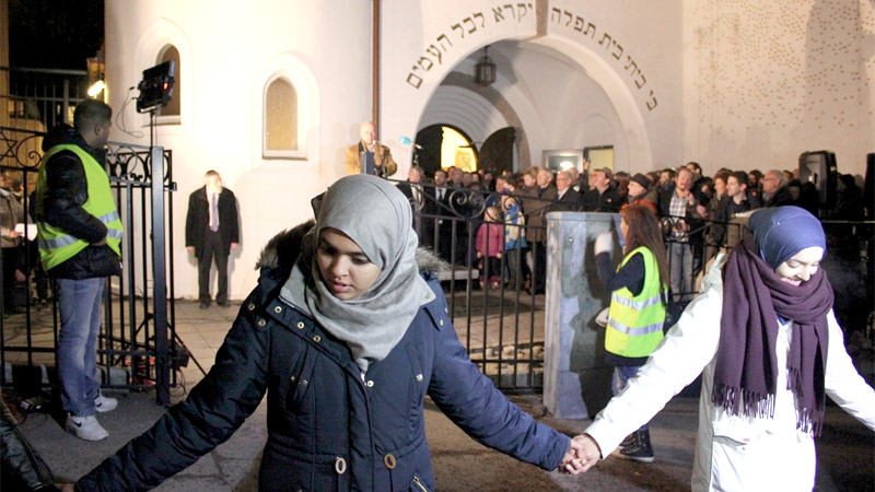 Muslims in Norway Protect Oslo Synagogue with Human “Ring of Peace ...