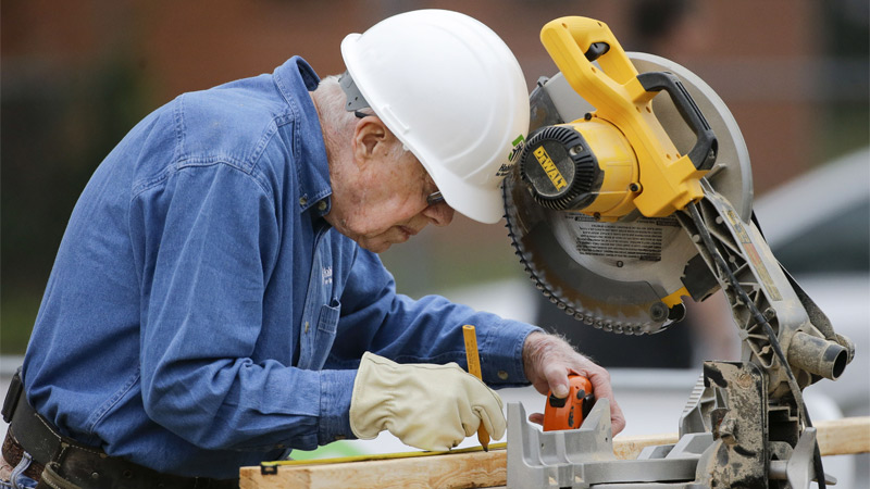 Jimmy Carter Helps Build Habitat for Humanity House in Memphis ...